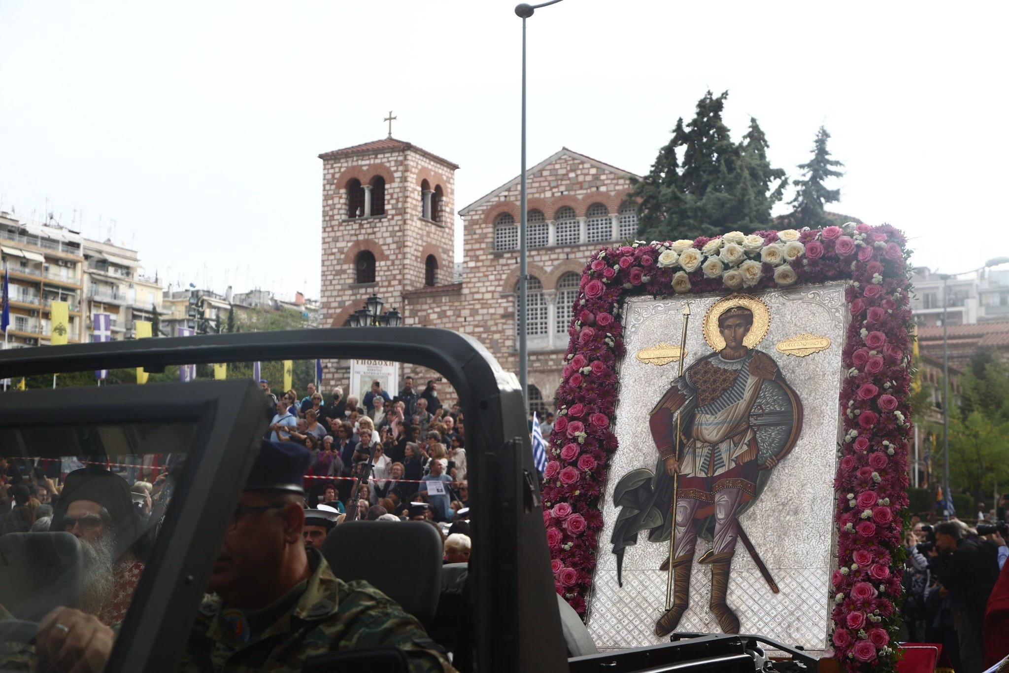 Πλήθος κόσμου στη Λιτανεία της εικόνας του Αγίου Δημητρίου στη ...