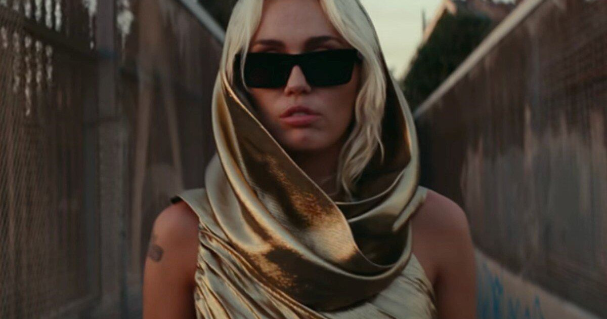 Miley Cyrus Ξανά μελαχρινή Τα σχόλια των θαυμαστών της Flash