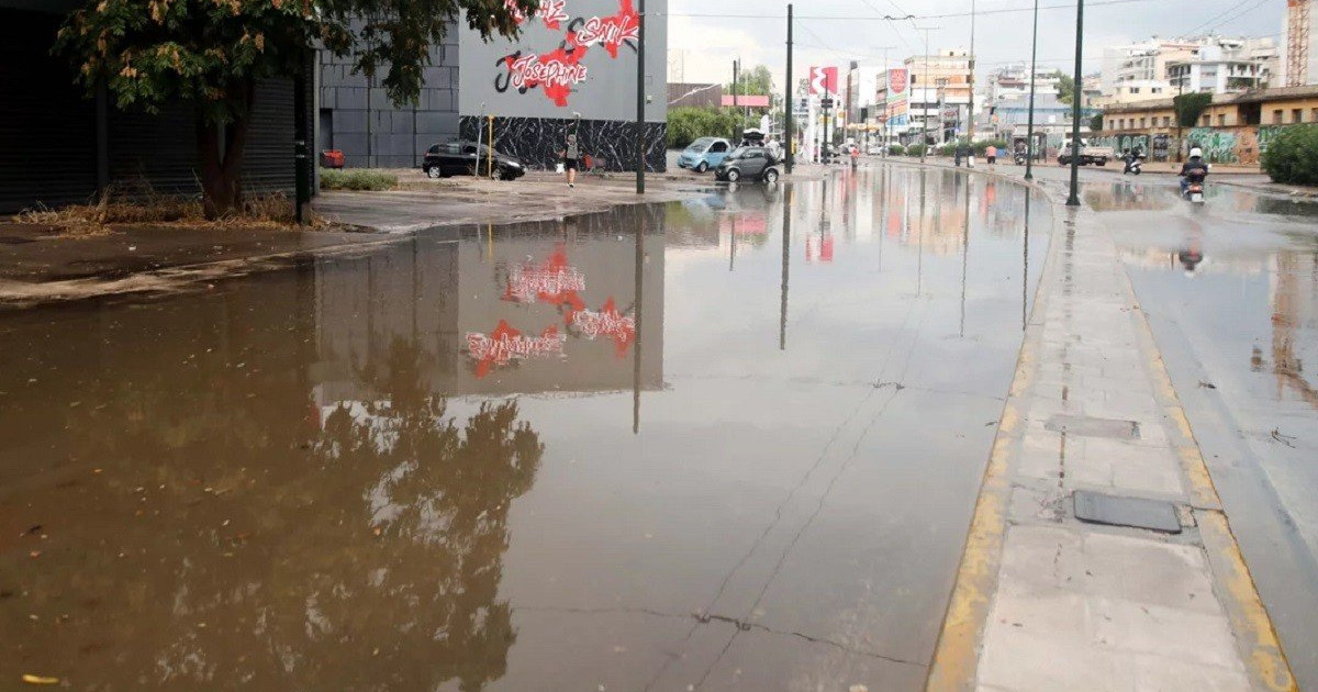 Ισχυρή νεροποντή στην Αττική: Διακοπή κυκλοφορίας στην Πειραιώς λόγω ...