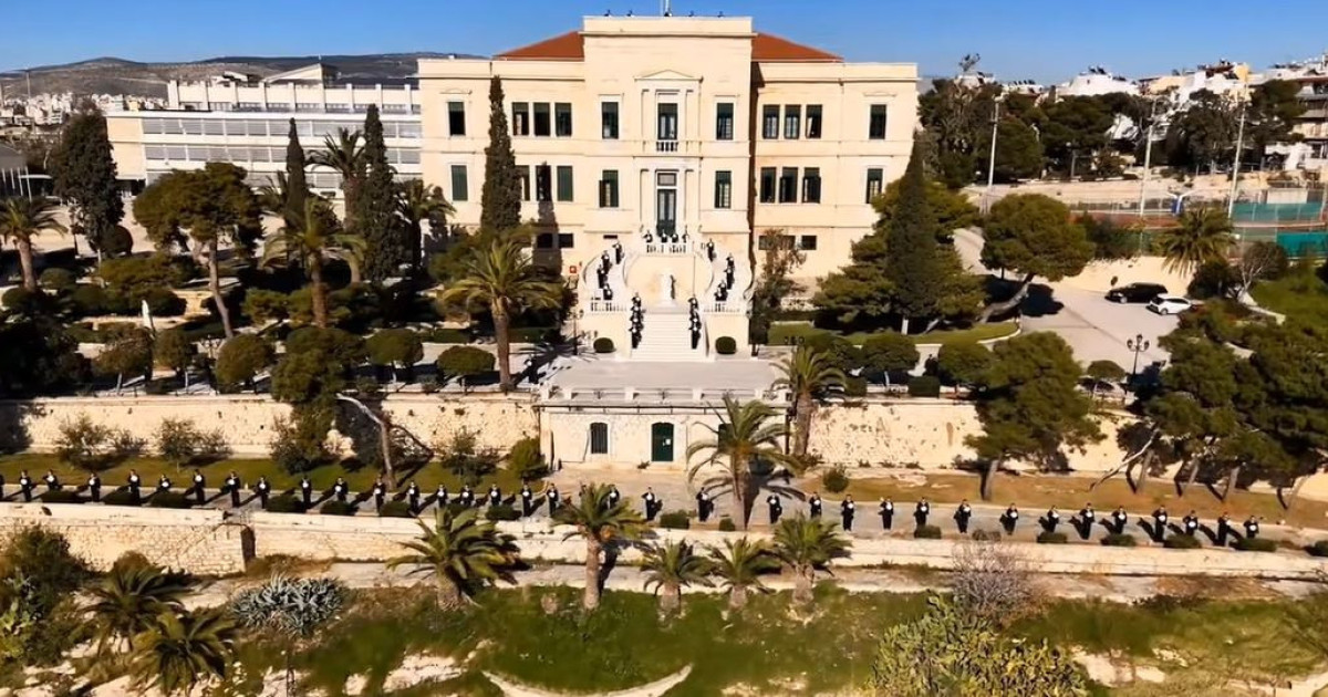 «Ζήτω το Πολεμικό Ναυτικό»: Οι δόκιμοι υποδέχονται με τιμές την ...