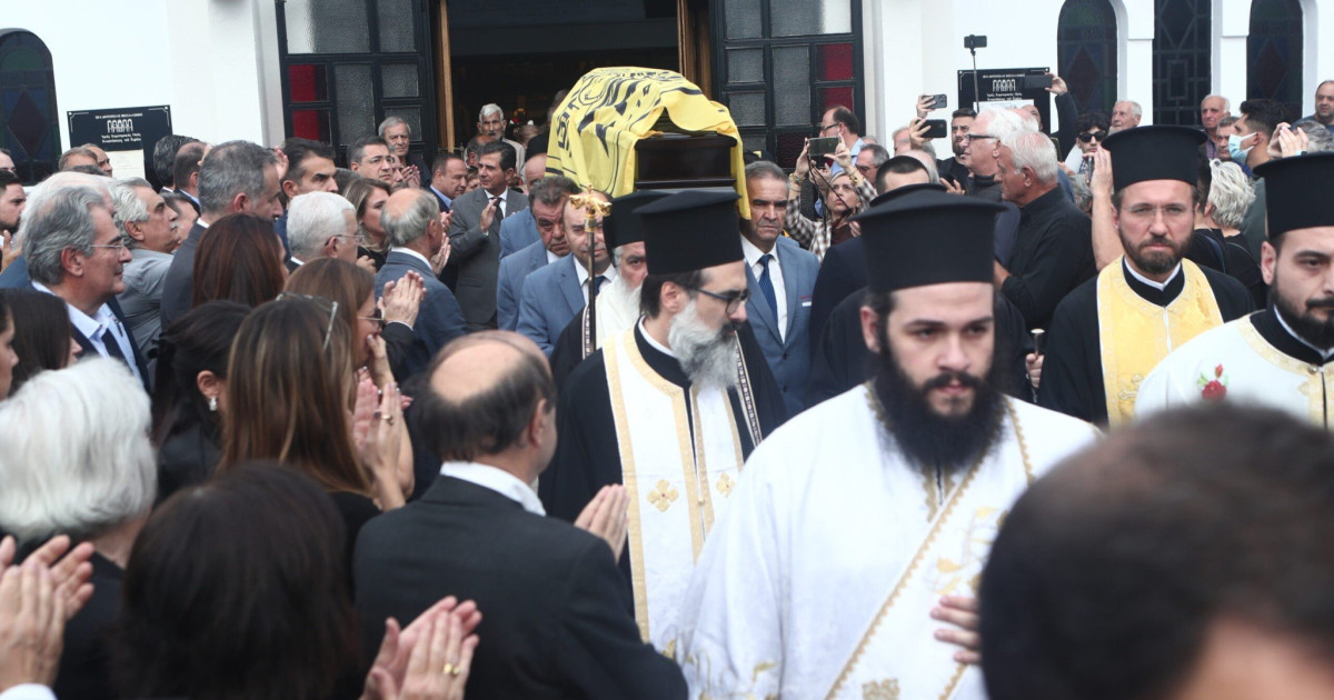 Συγκίνηση και οδύνη στην κηδεία του Γιάννη Ιωαννίδη – Με τη σημαία του ...