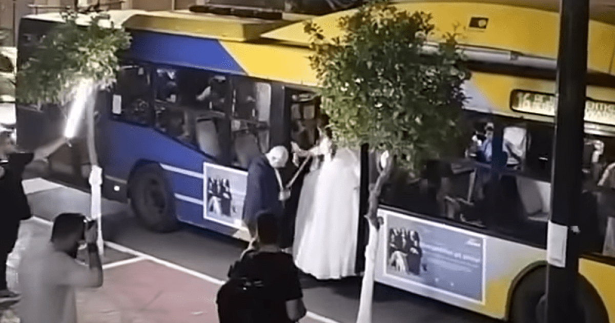 Πειραιάς: Νύφη πήγε στον γάμο με το... τρόλεϊ! | Flash