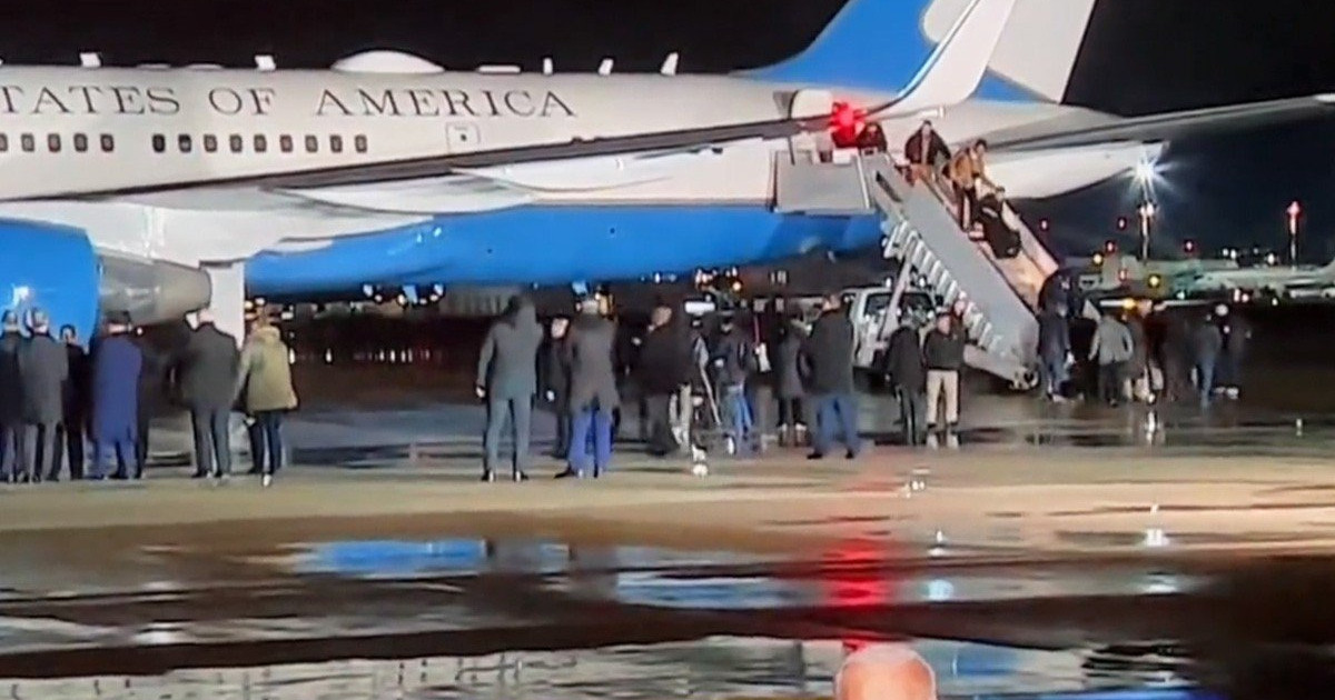 Πολωνία: Η τούμπα από τη σκάλα του Air Force One που μετέφερε τον Τζο ...