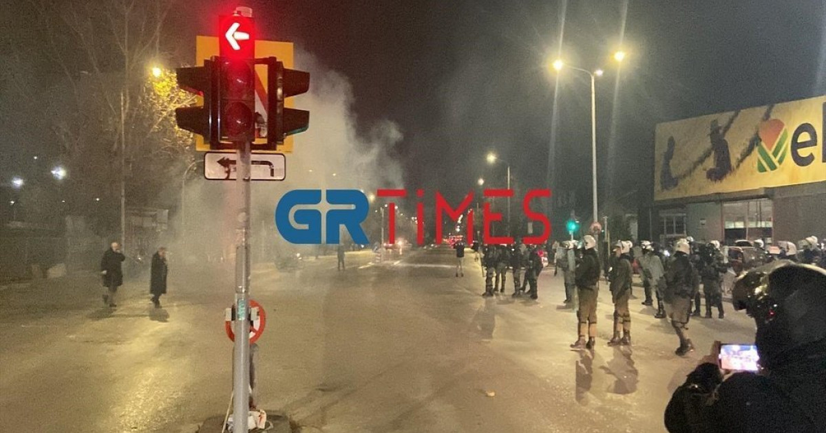 Επεισόδια στο ΑΠΘ-Πετροπόλεμος και χημικά των ΜΑΤ με καταληψίες | Flash