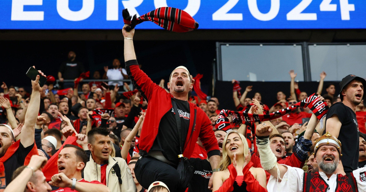 Euro 2024: Αλβανός οπαδός περπατούσε πάνω στους πάγκους και απειλούσε να πέσει στους παίκτες ...