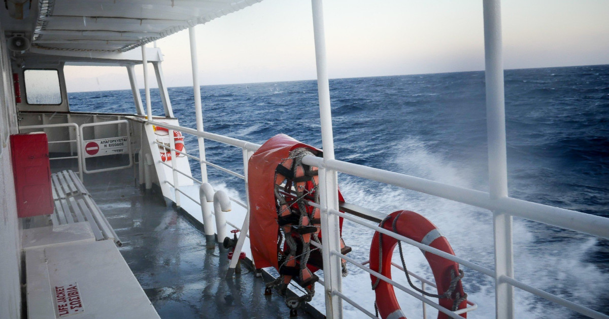 Μηχανική βλάβη σε πλοίο με 182 επιβάτες στην Αίγινα - Επιστρέφει στον ...