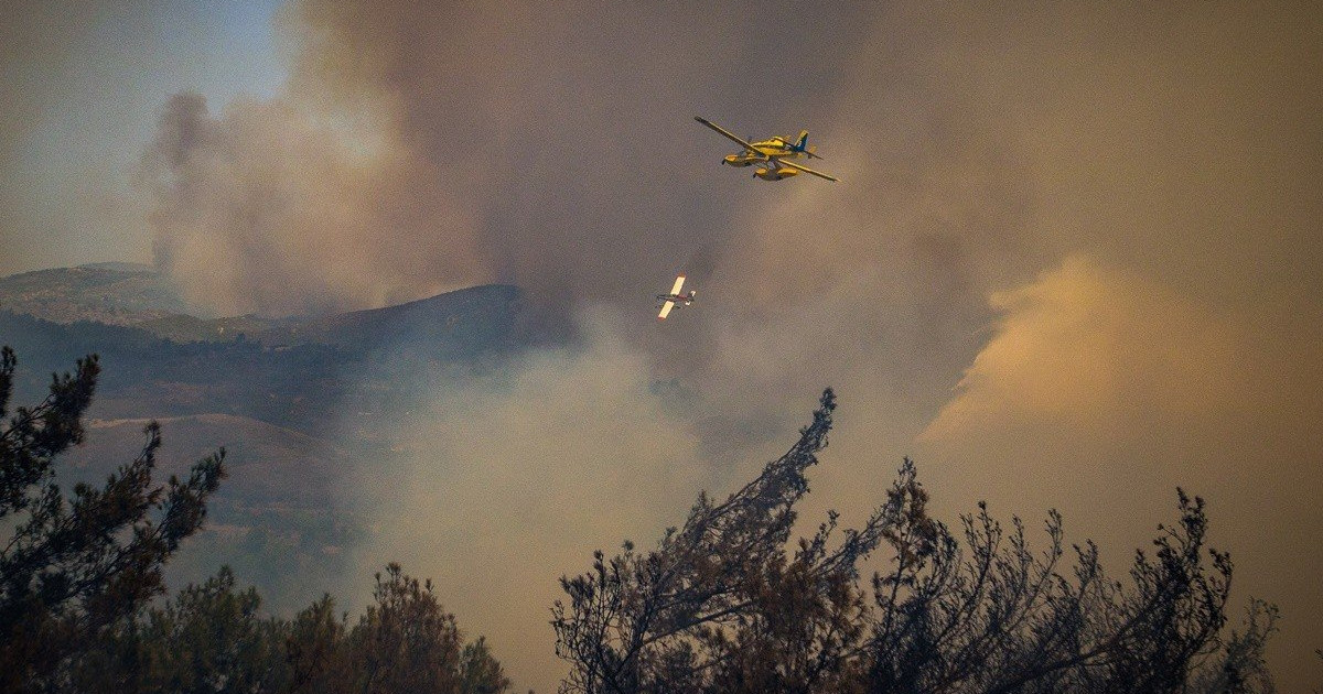 Φωτιά στη Ρόδο: Ορατός ο καπνός από τα 30.000 πόδια - Φωτογραφία από ...