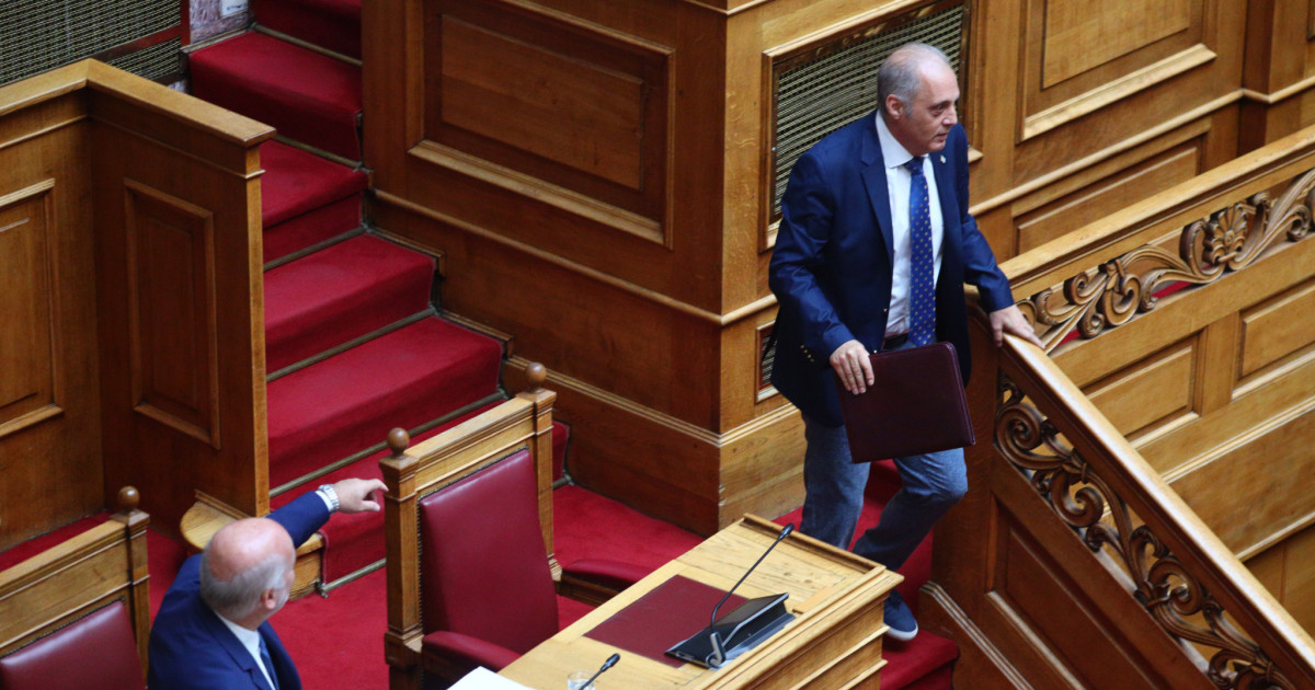 Βουλή: Ο Βελόπουλος αποχώρησε από τη συζήτηση για τον Καραμανλή αφού ...