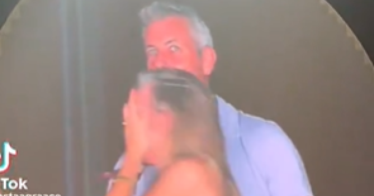 Coldplay, kiss cam και CEO… Το ελληνικό ίντερνετ πήρε «φωτιά» και τρολάρει ασύστολα | Flash