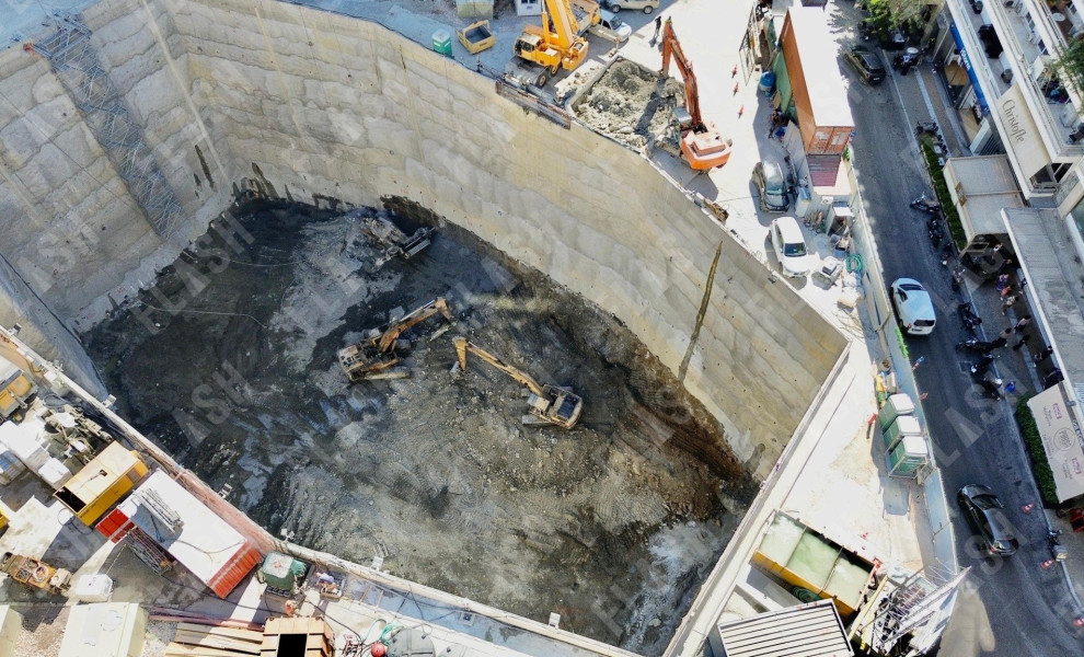 Το Μετρό στο Κολωνάκι: Εντυπωσιακές εικόνες της «τάφρου» στην πλατεία ...