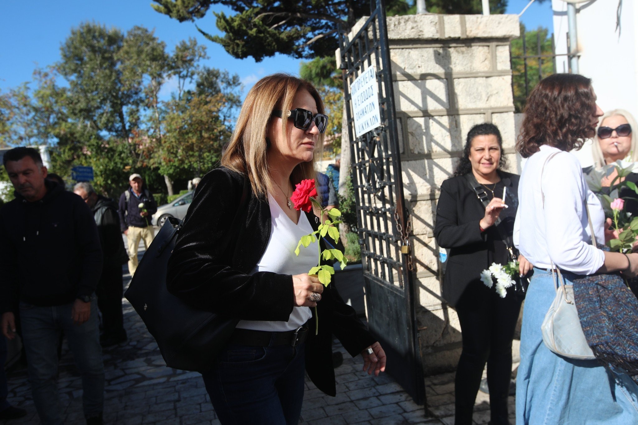 Κάτια Νικολαΐδου: Ράγισε καρδιές η μητέρα της στην κηδεία