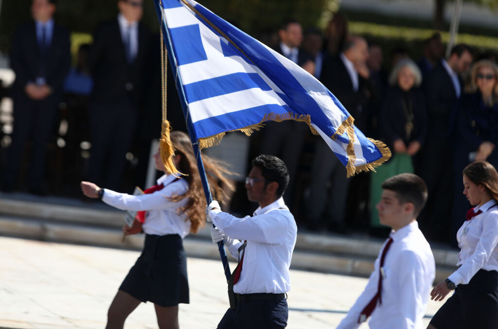 25 Μαρτίου: Ξεκίνησε η μαθητική παρέλαση στο κέντρο της Αθήνας [pics ...